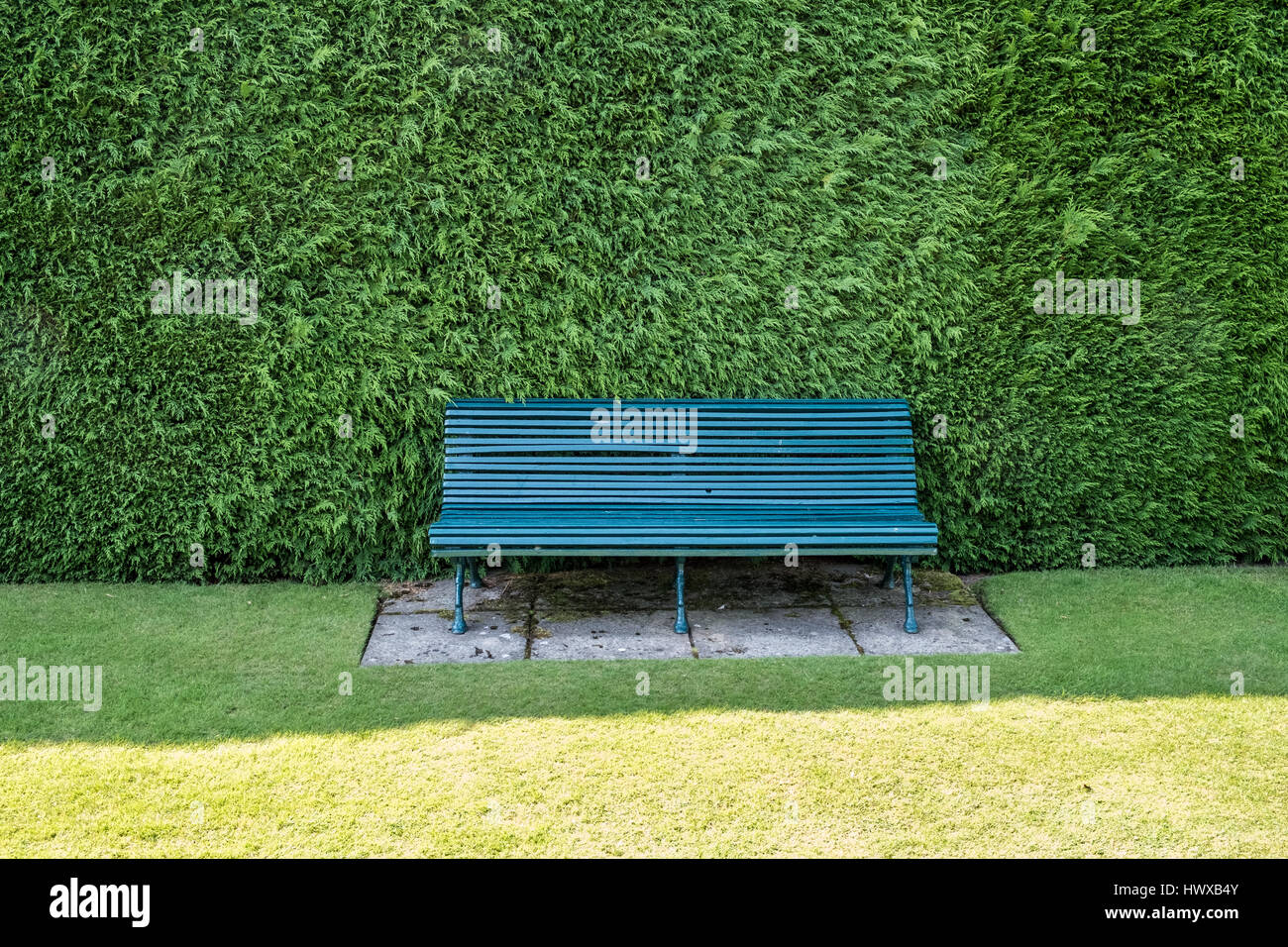 Bench furniture hedge hi-res stock photography and images - Alamy