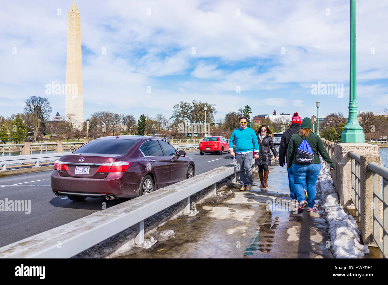 People walking in front monument hi-res stock photography and images ...
