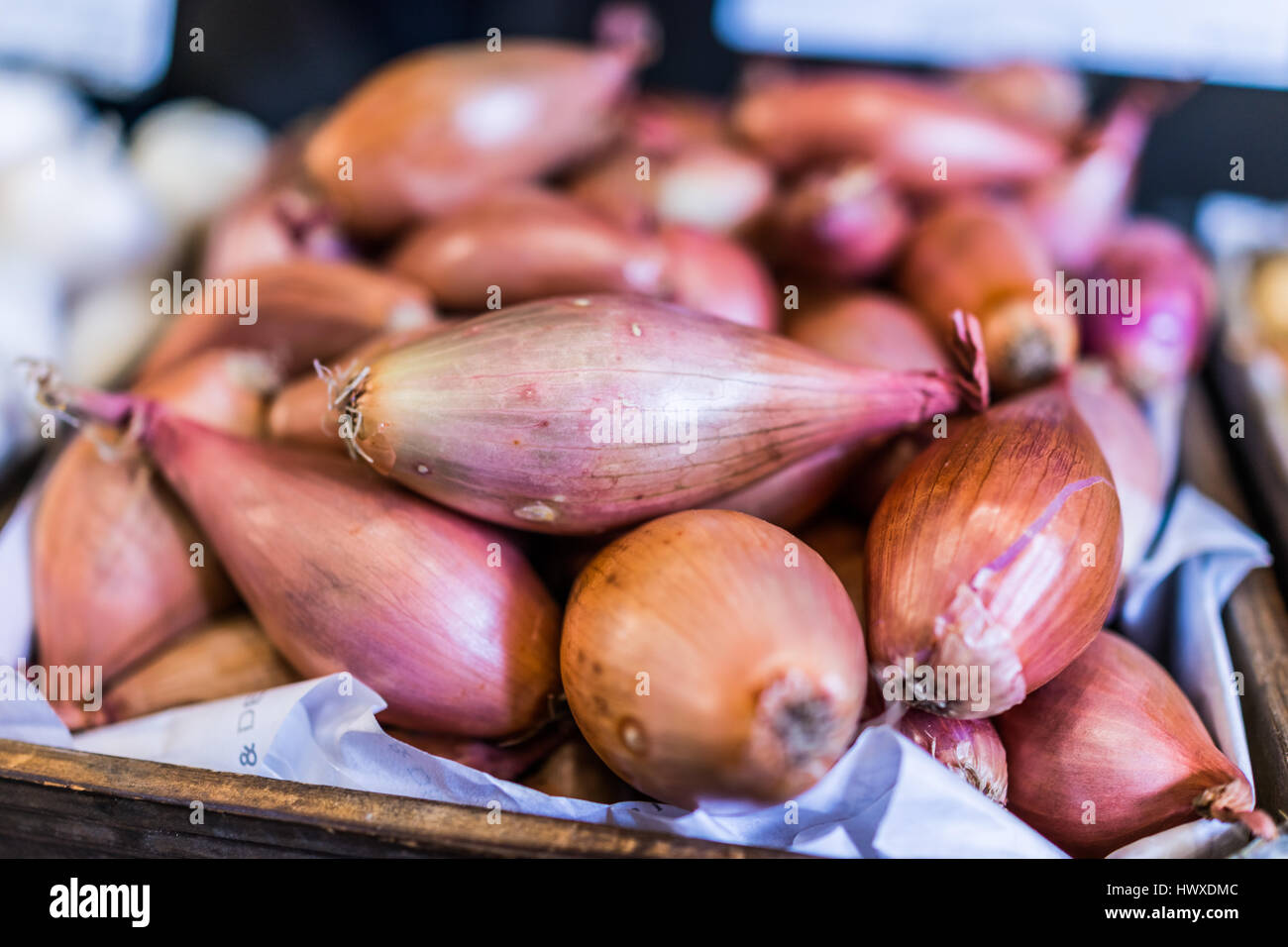 Pile of shallots hi-res stock photography and images - Alamy