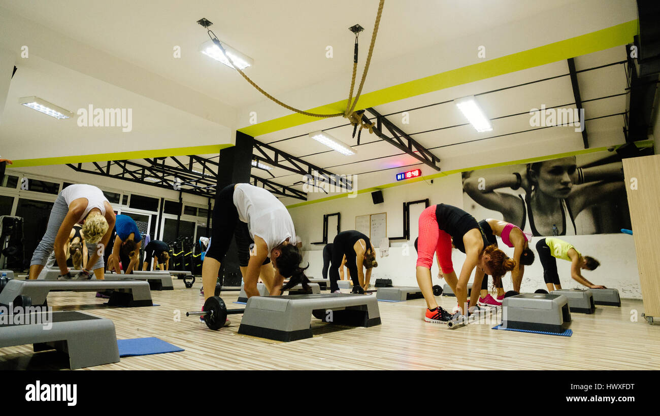 Step and Pump Fitness. Group fitness workout Stock Photo - Alamy