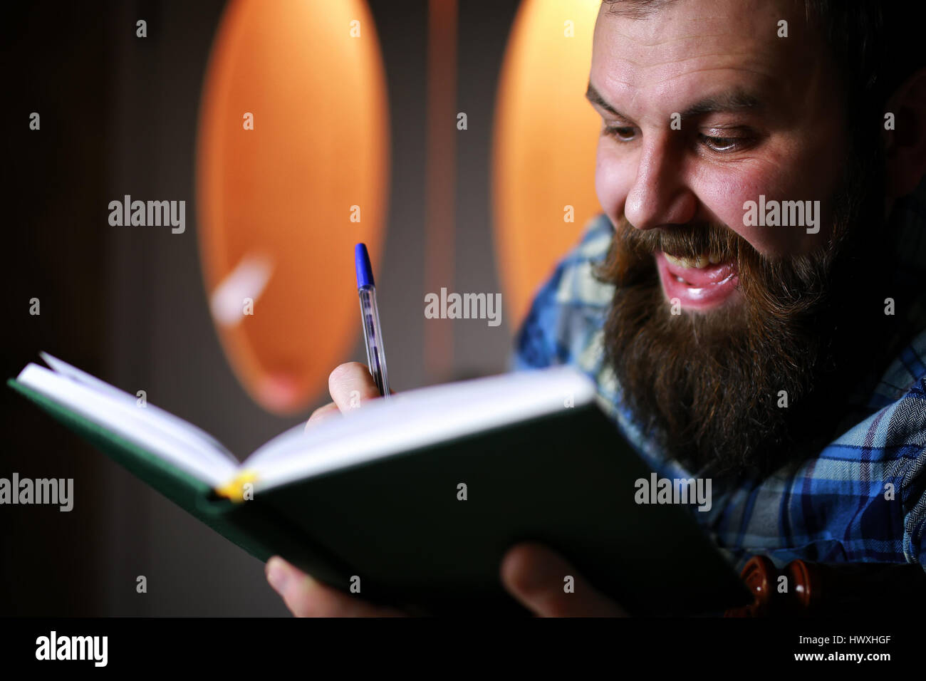 man bearded read book Stock Photo - Alamy