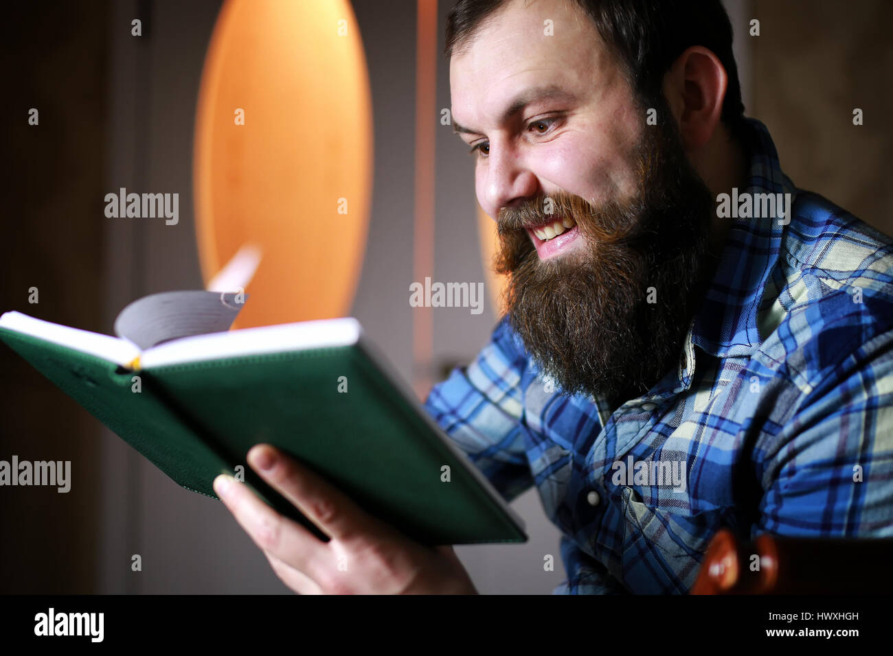man bearded read book Stock Photo - Alamy