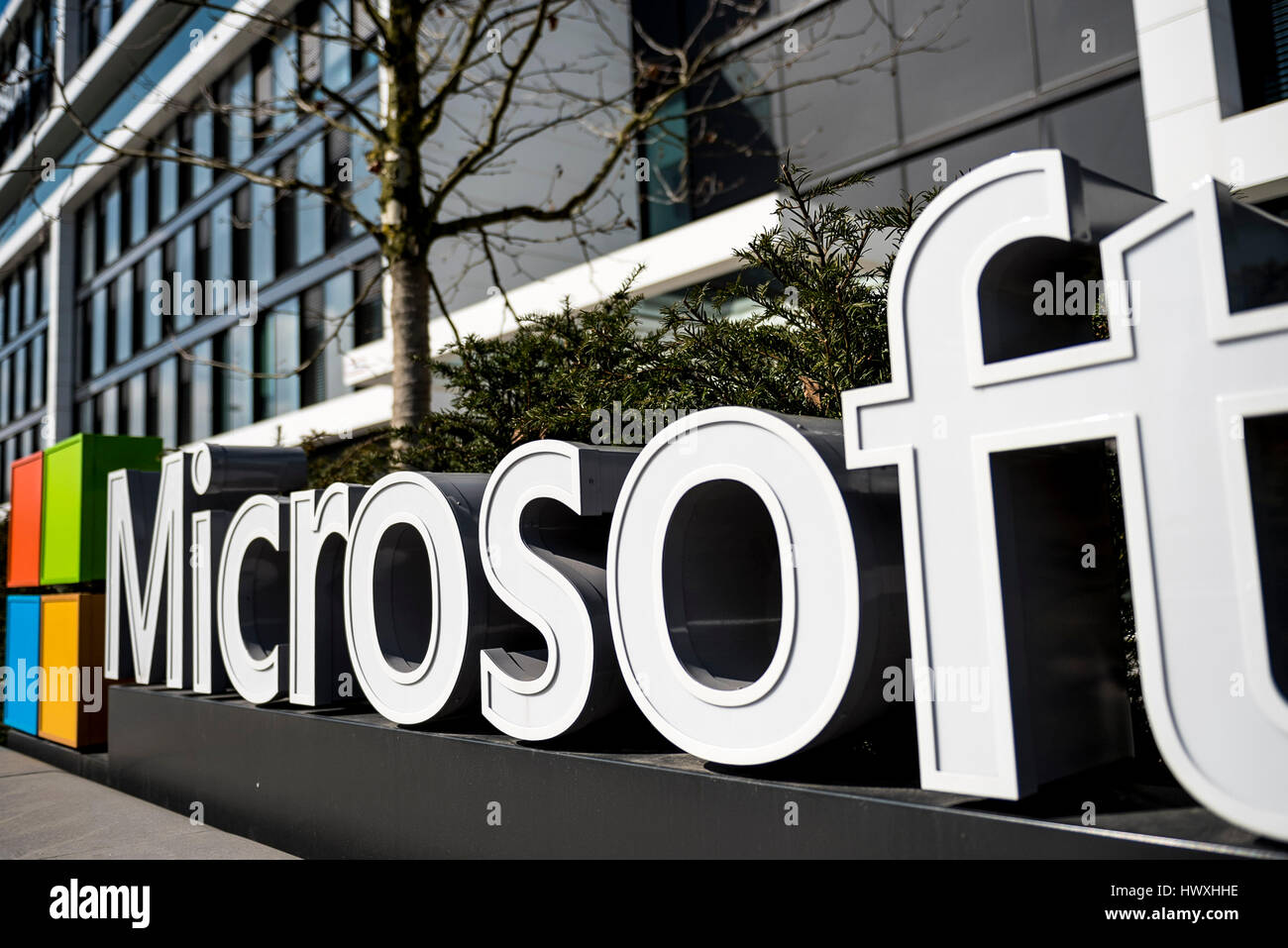 Microsoft headquarters logo sign hi-res stock photography and images ...