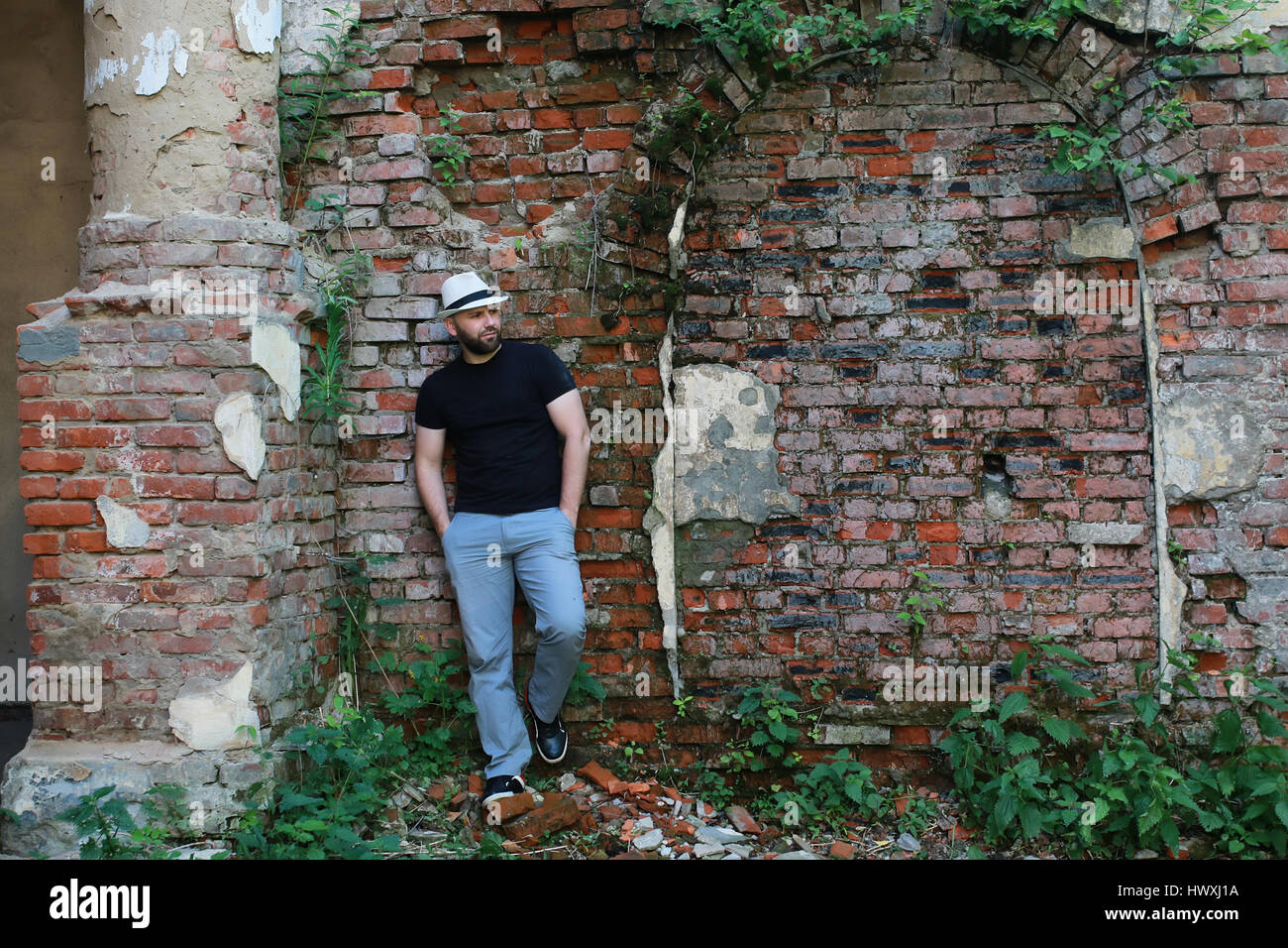 old brick wall man stand Stock Photo - Alamy