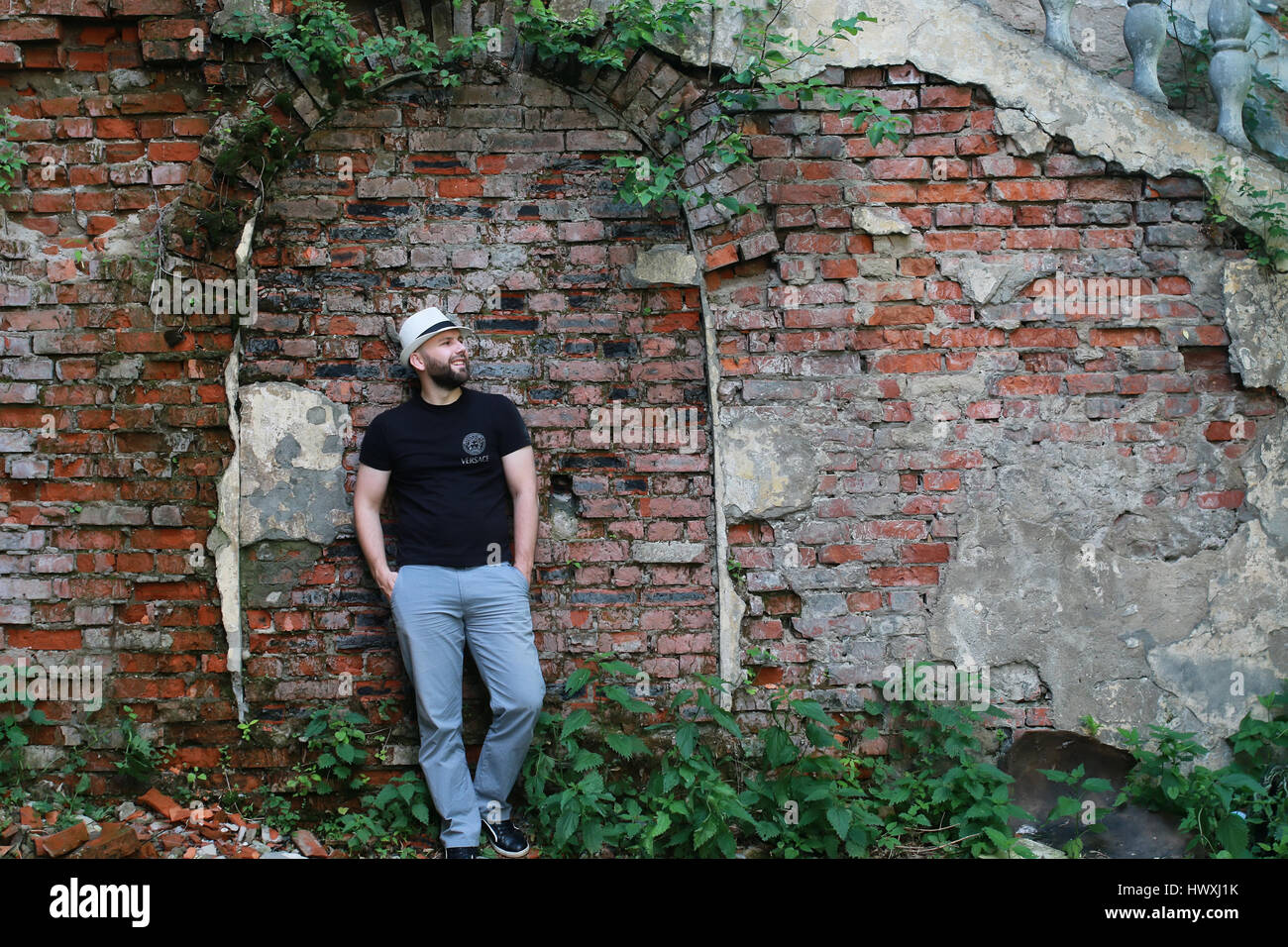 old brick wall man stand Stock Photo - Alamy