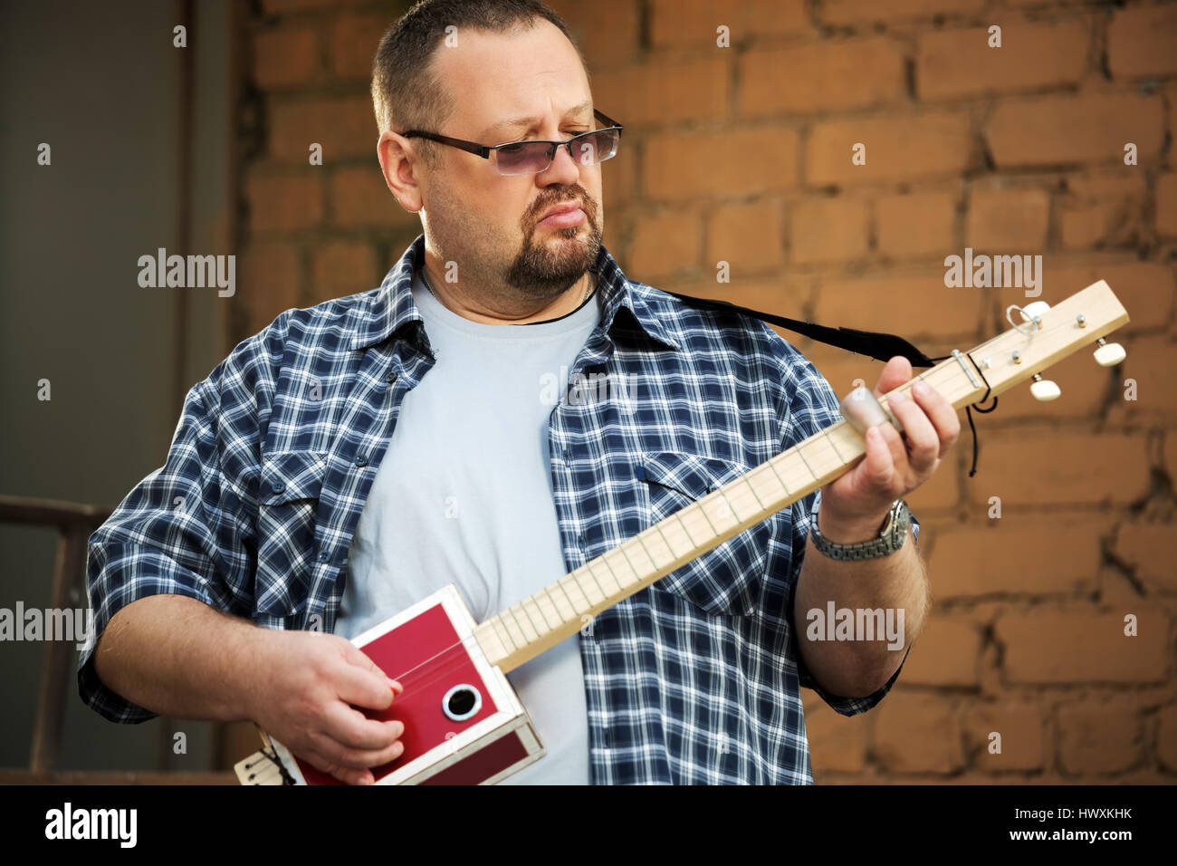 White male singer guitarist hi-res stock photography and images - Alamy