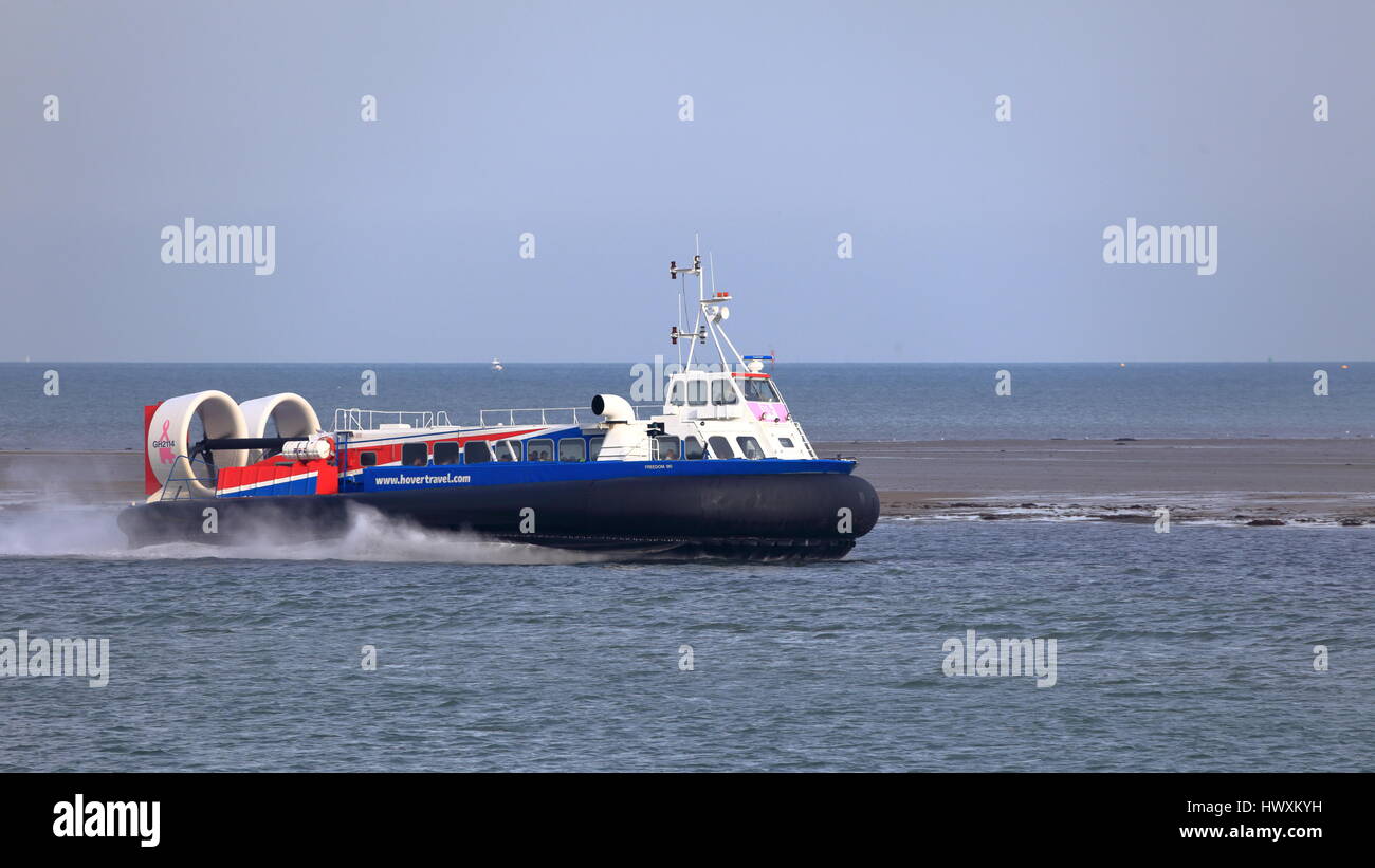 Hovercraft Freedom 90 passenger ferry service between Southsea and Ryde ...