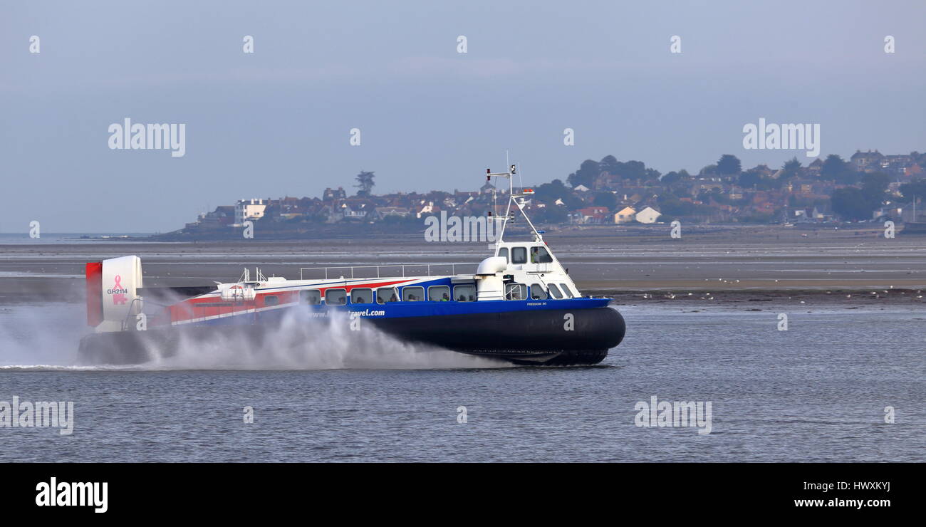 Hovercraft Freedom 90 passenger ferry service between Southsea and Ryde ...