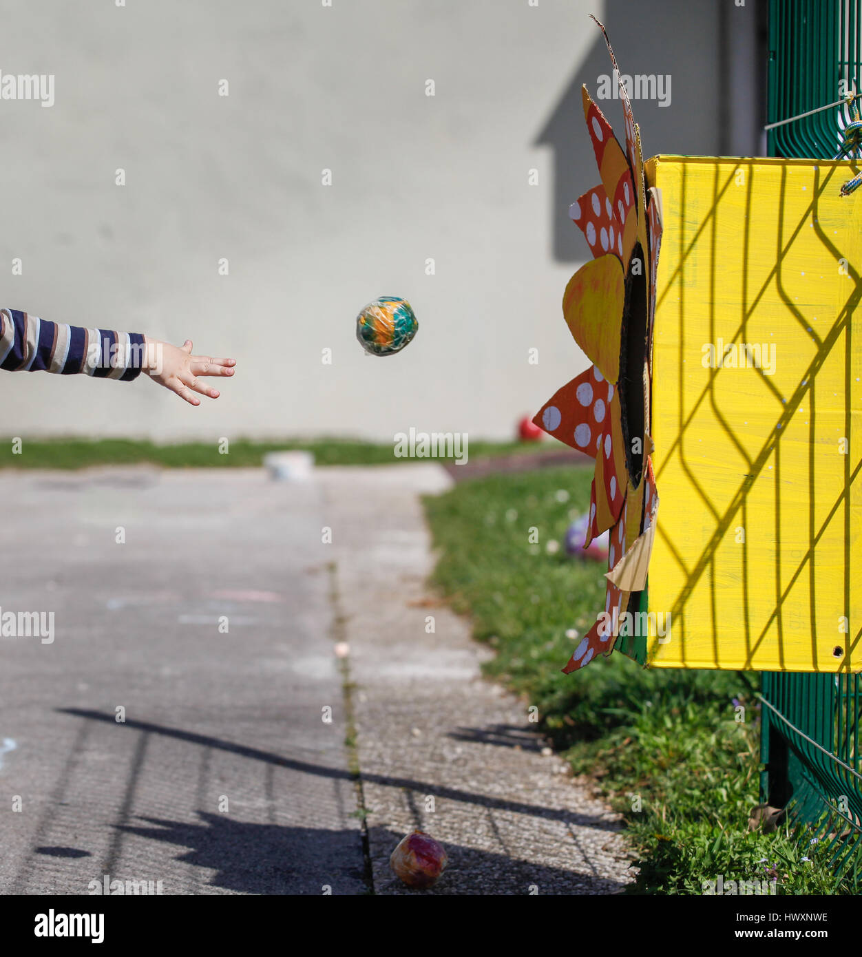 Throw ball child hi-res stock photography and images - Alamy