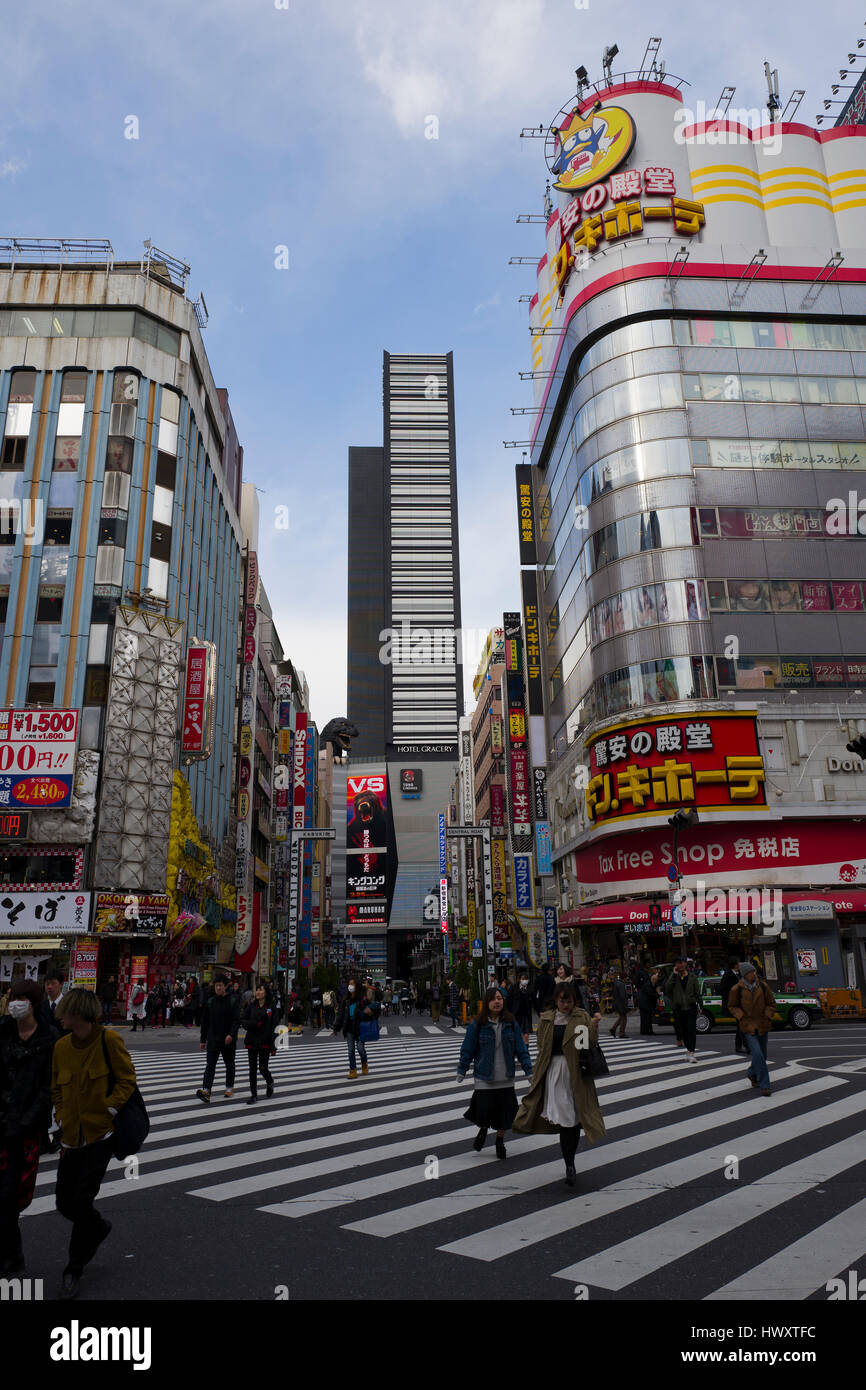 Japan tokyo shinjuku zebra crossing hi-res stock photography and images ...