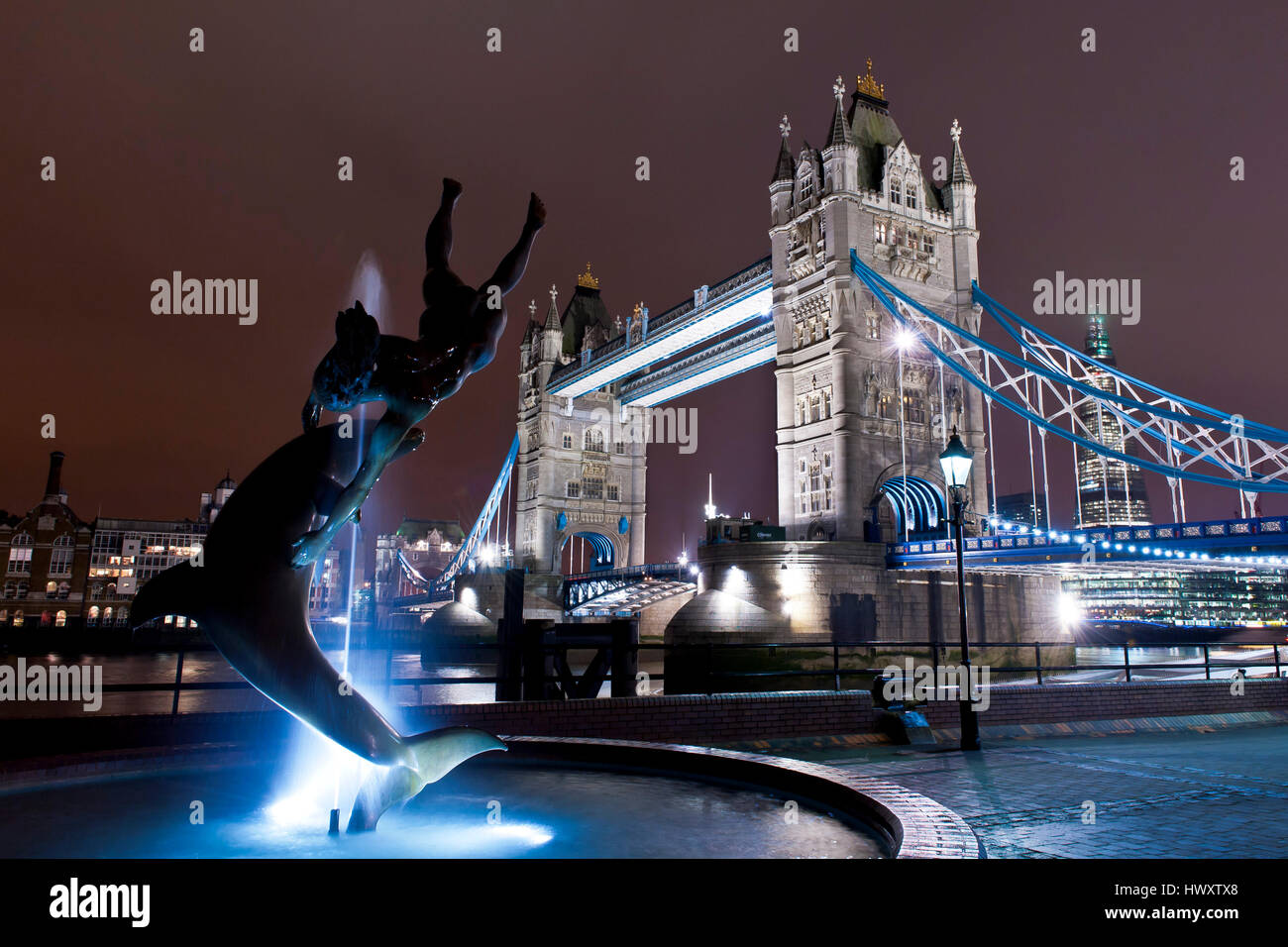 Statue in fountain tower bridge hi-res stock photography and images - Alamy