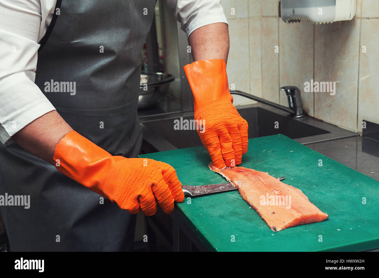cutting salmon fish Stock Photo - Alamy