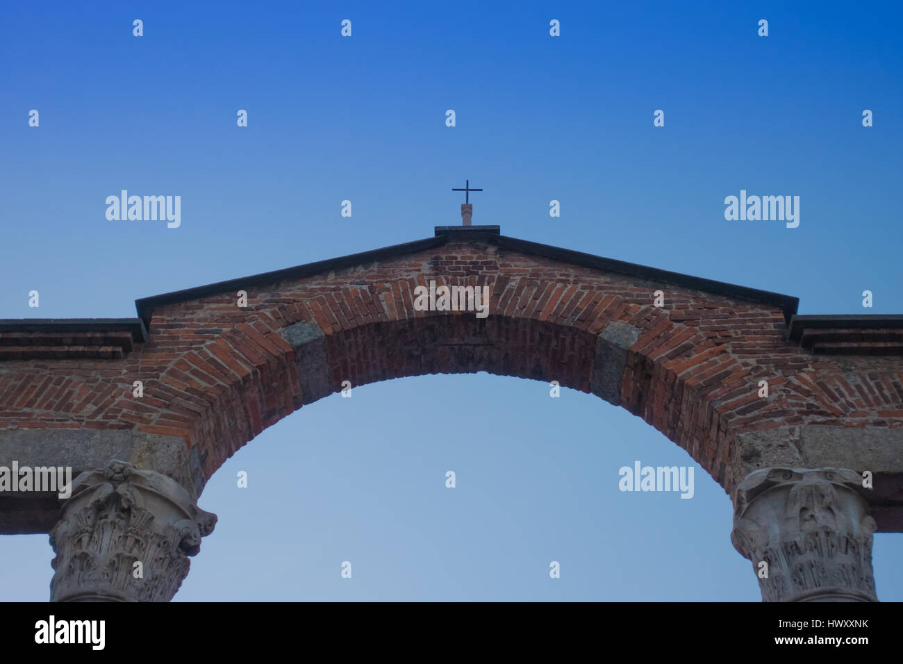 Old columns and arch in Milan Stock Photo - Alamy