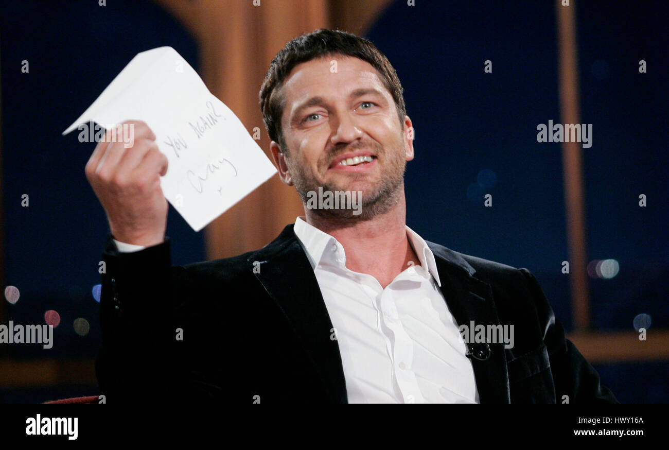 Actor Gerard Butler holds up a note from host Craig Ferguson during a ...