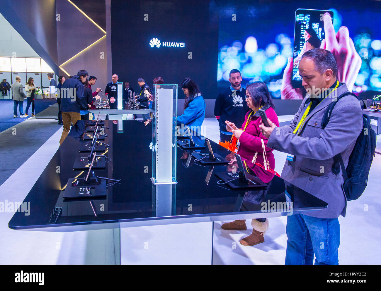 Huawei screens hi-res stock photography and images - Alamy