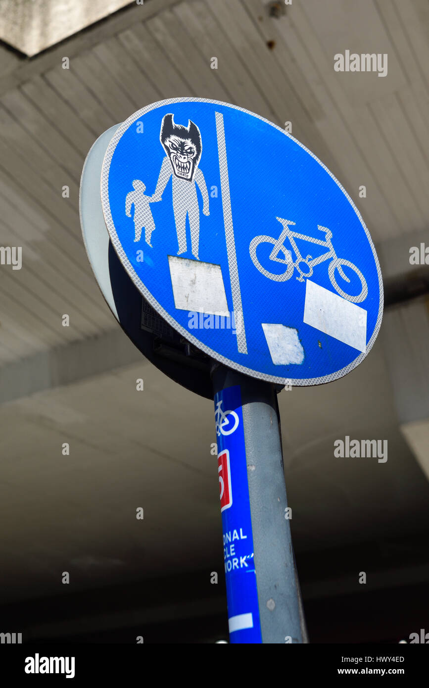 Stranger danger sign hi-res stock photography and images - Alamy