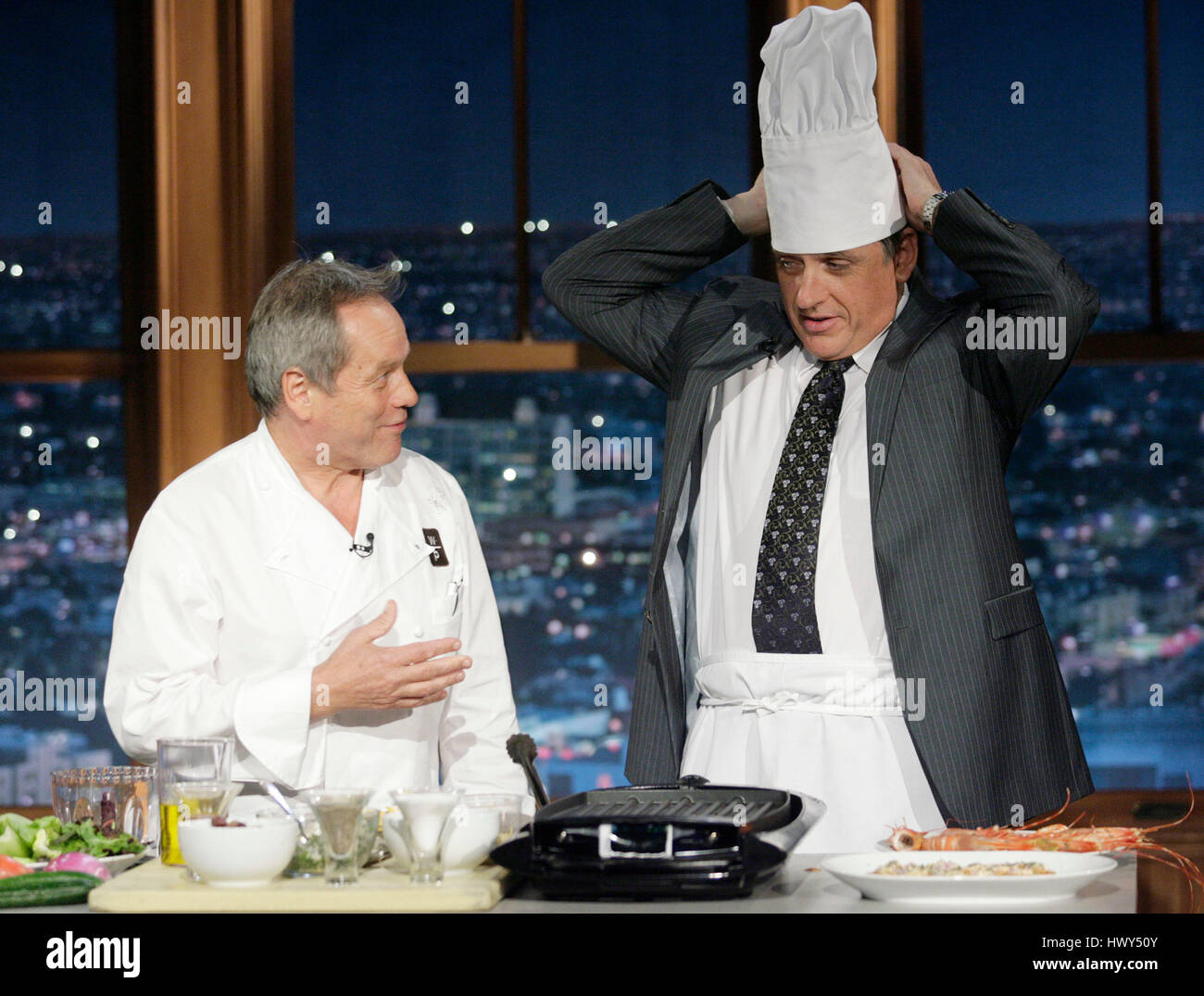 Host Craig Ferguson cooks with chef Wolfgang Puck during a segment of ...