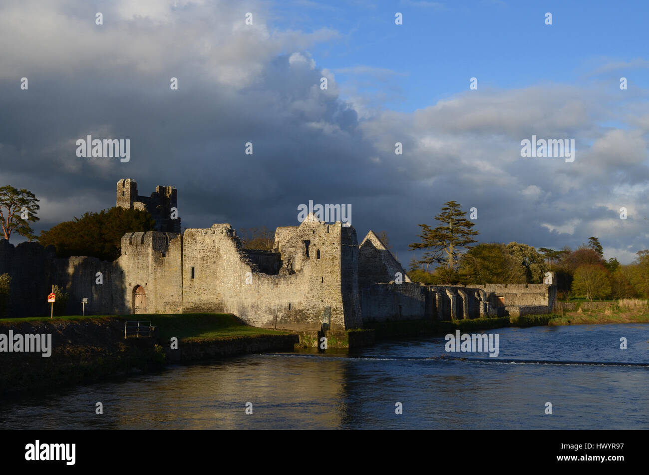 Ruins desmond castle river hi-res stock photography and images - Alamy
