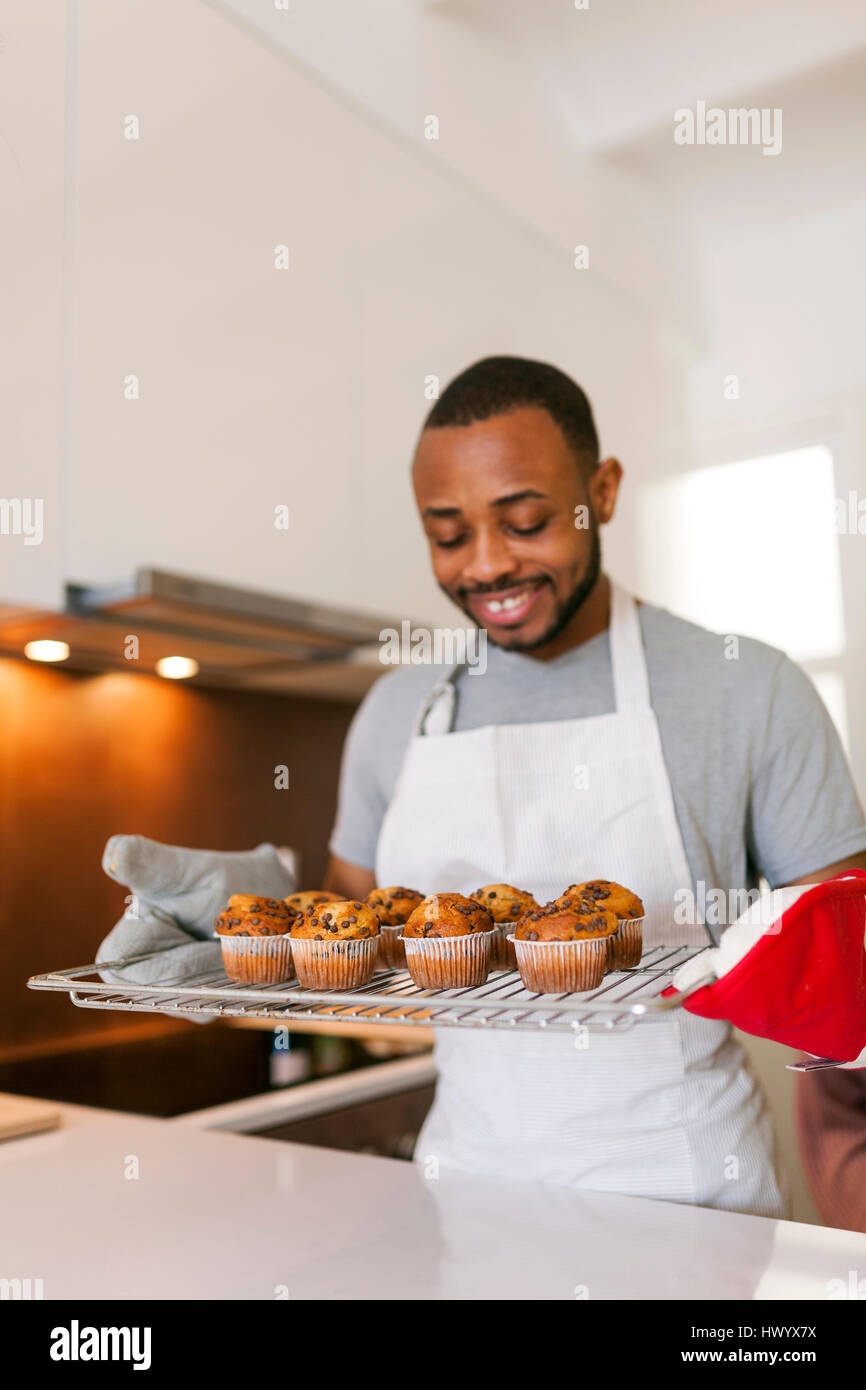 Young man baking cup cakes at home Stock Photo - Alamy