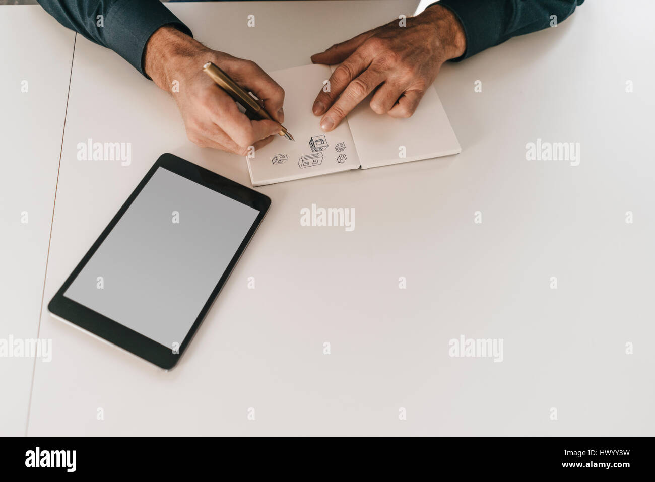 Man drawing hi-res stock photography and images - Alamy