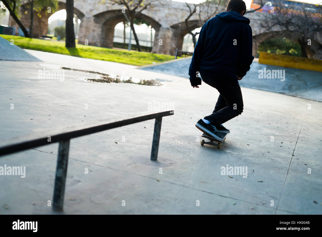 Young man riding skateboard in a skatepark Stock Photo - Alamy