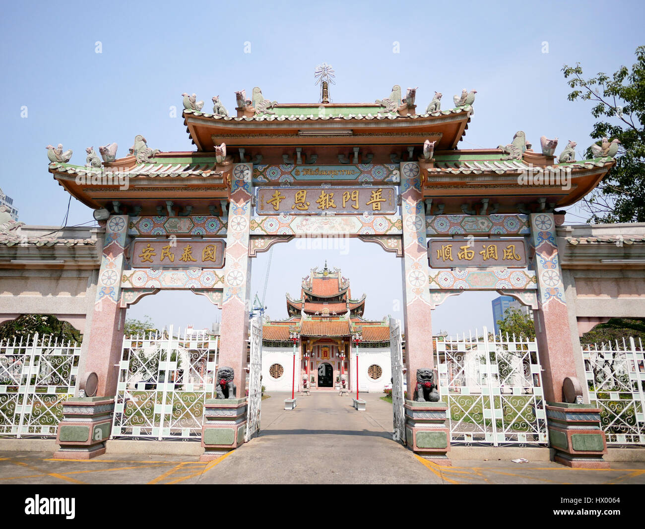 Entrance of Chinese temple in front of the main building Stock Photo ...