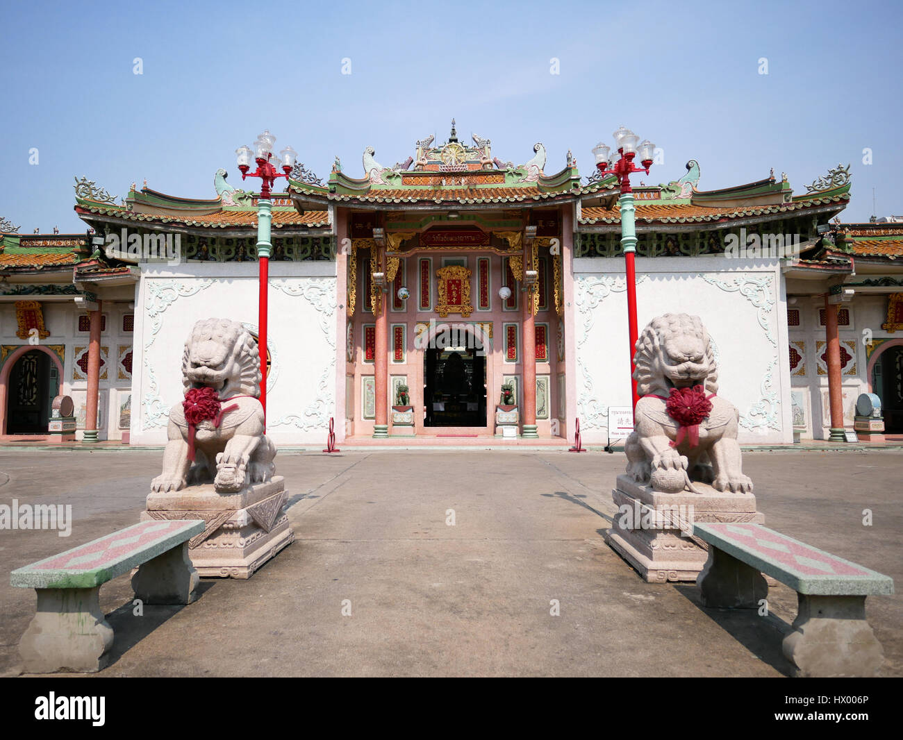 Main building of Chinese temple decorate with two lion statues Stock ...