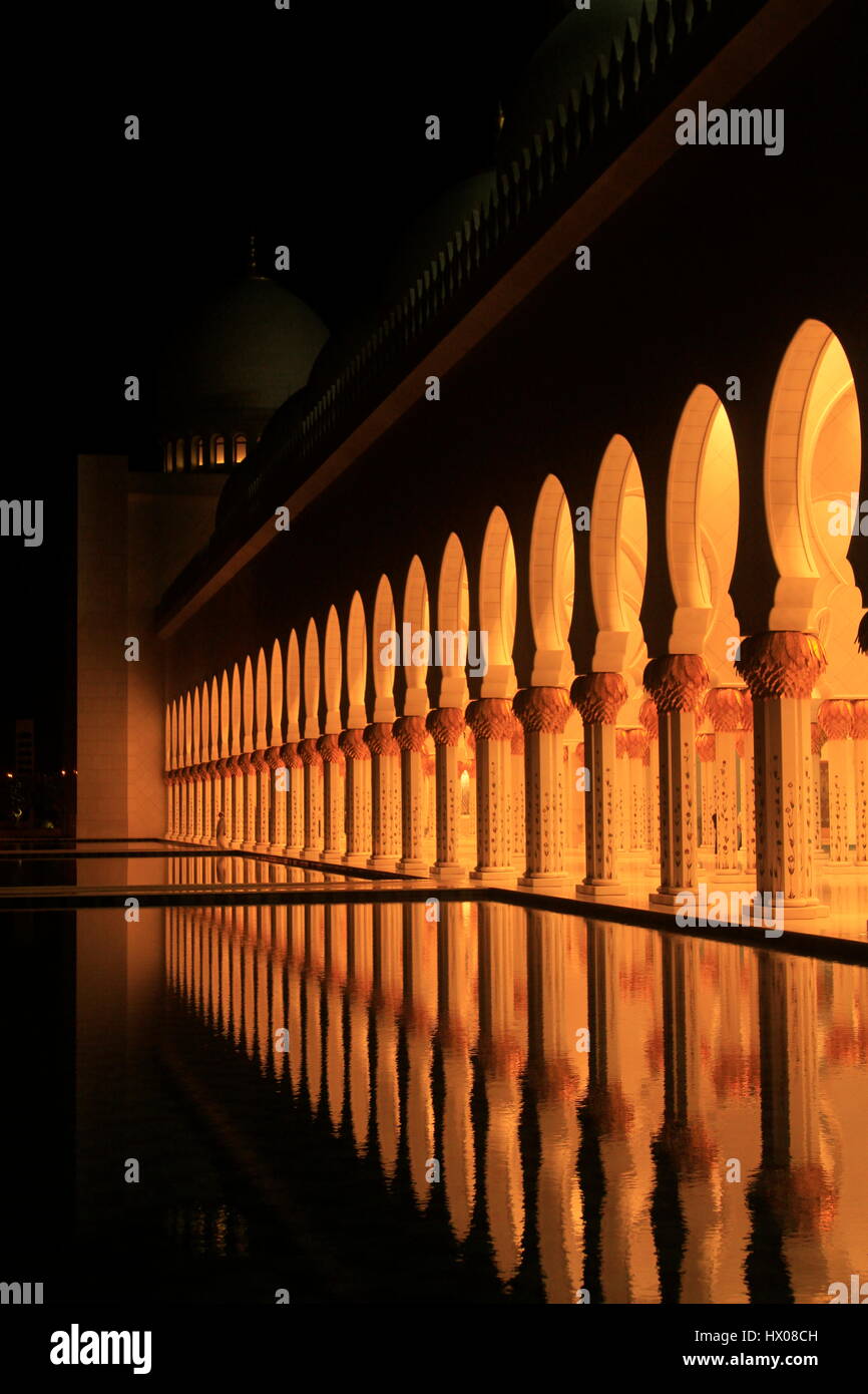 Sheikh zayed mosque night photography hi-res stock photography and ...