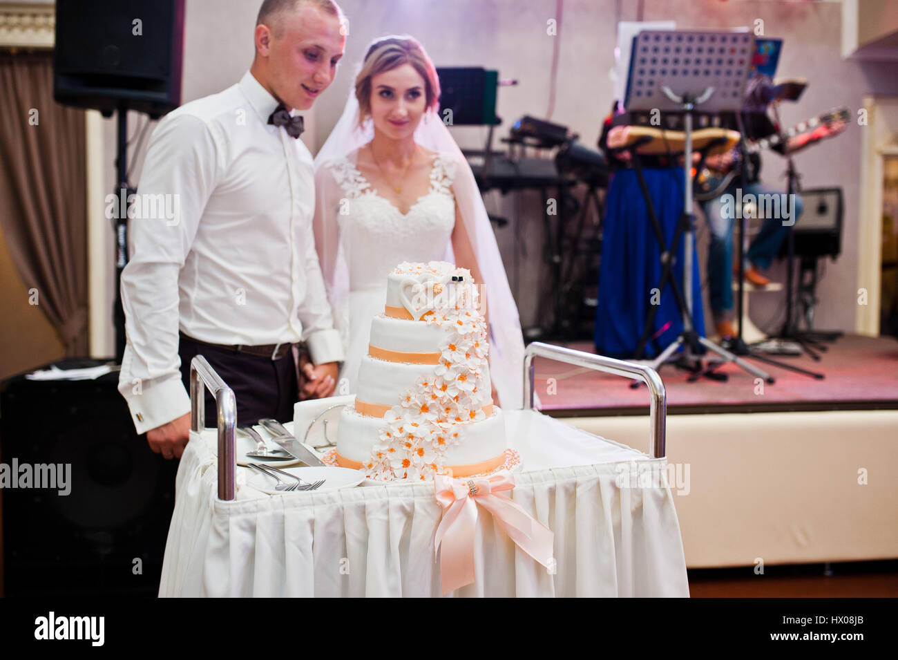 Marriage couple cut their wedding cake at dancefloor Stock Photo - Alamy
