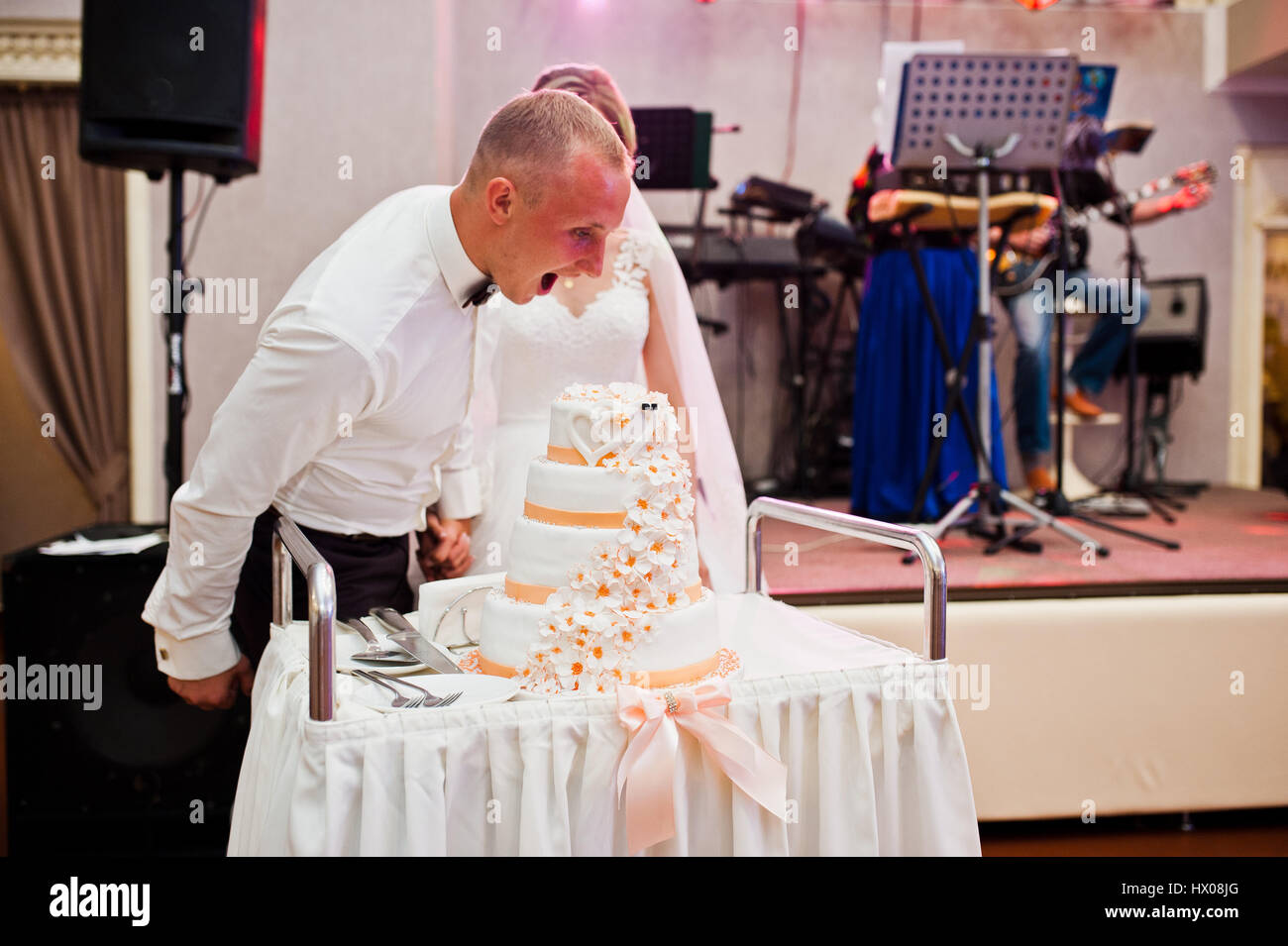 Marriage couple cut their wedding cake at dancefloor Stock Photo - Alamy