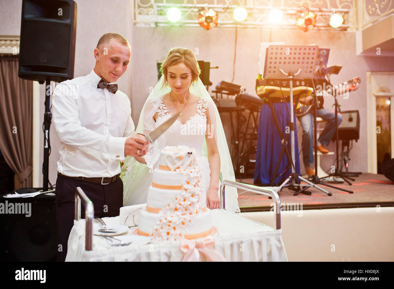 Marriage couple cut their wedding cake at dancefloor Stock Photo - Alamy