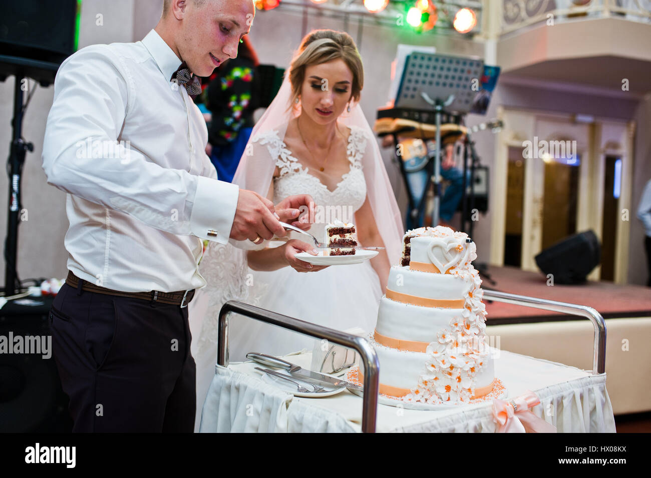 Marriage couple cut their wedding cake at dancefloor Stock Photo - Alamy