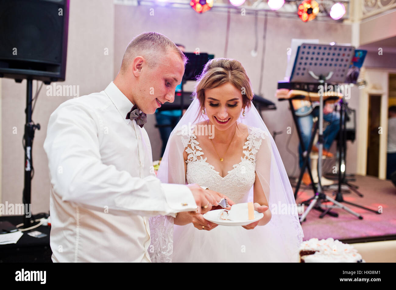 Marriage couple cut their wedding cake at dancefloor Stock Photo - Alamy