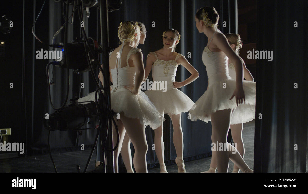 Ballet dancers backstage hi-res stock photography and images - Alamy