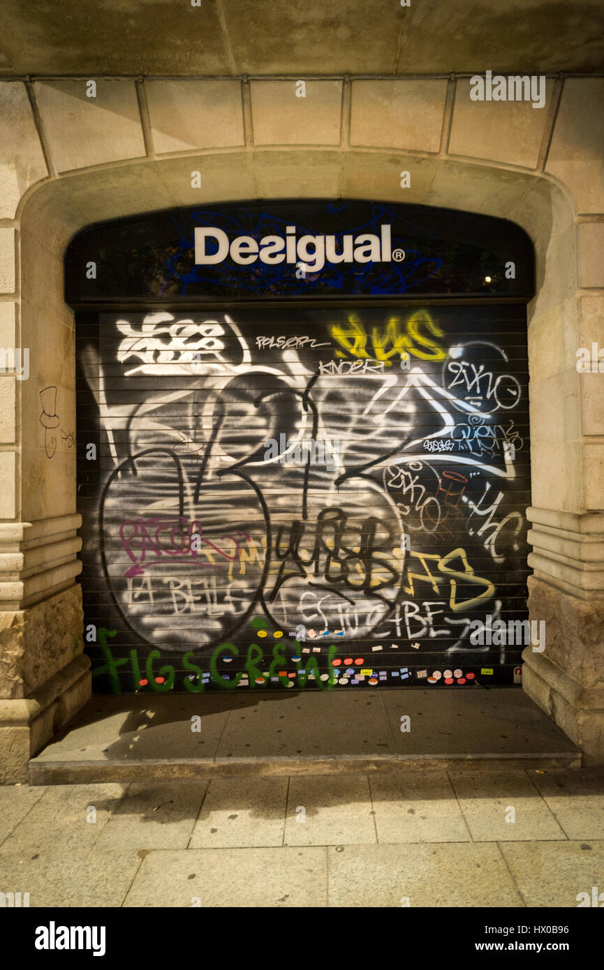 Store closed at night hi-res stock photography and images - Alamy