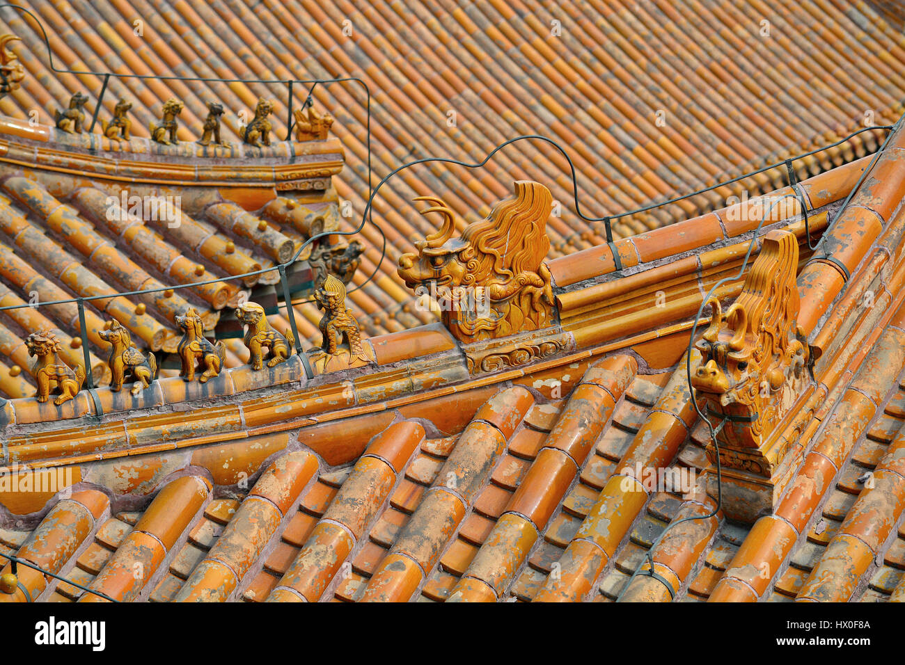 Chinese traditional tiled roofs hi-res stock photography and images - Alamy