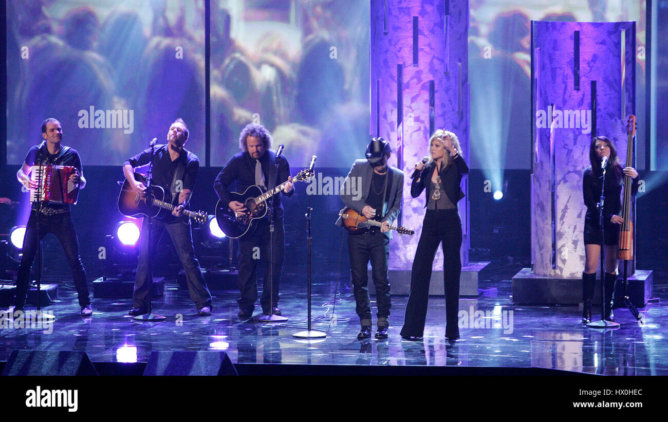 Jennifer Nettles, lead vocalist, and Kristian Bush on guitar, of ...