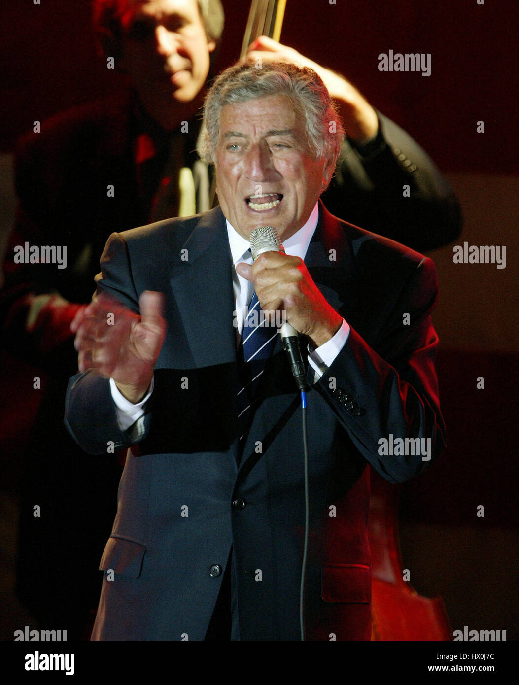 Singer Tony Bennett sings at a fund raiser for John Kerry in Santa ...