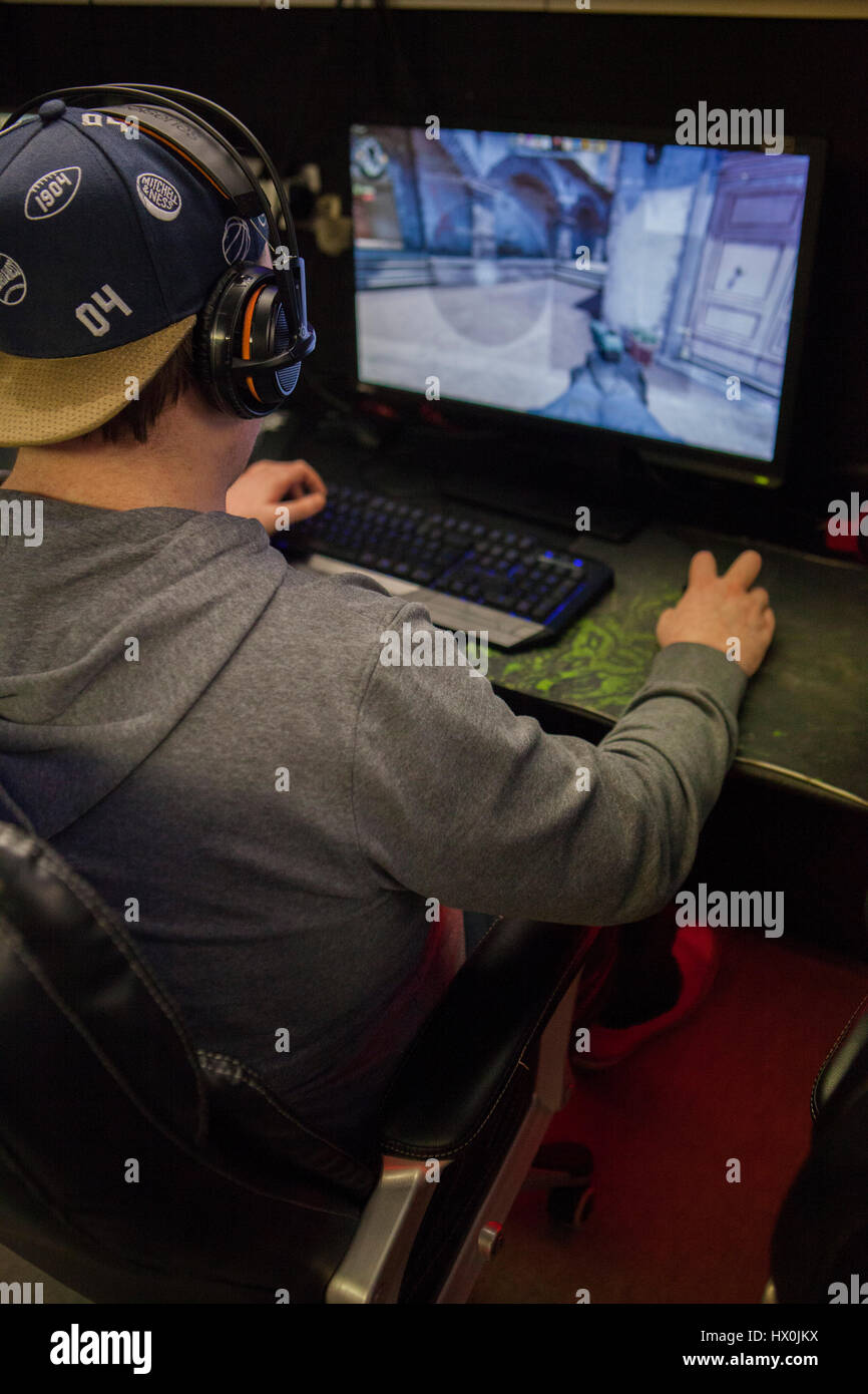 Gamers lan hi-res stock photography and images - Alamy