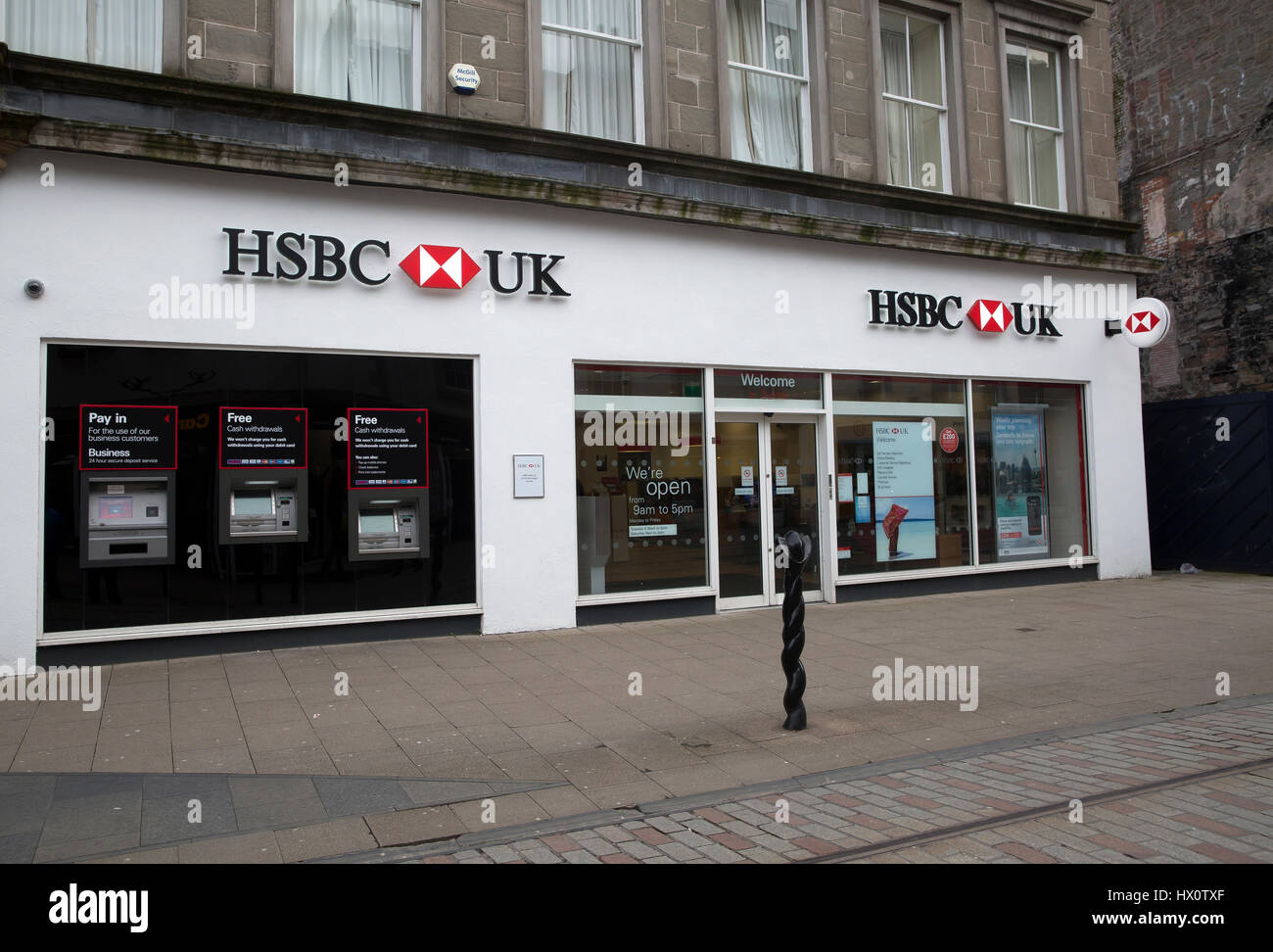 Bank staff hsbc hi-res stock photography and images - Alamy