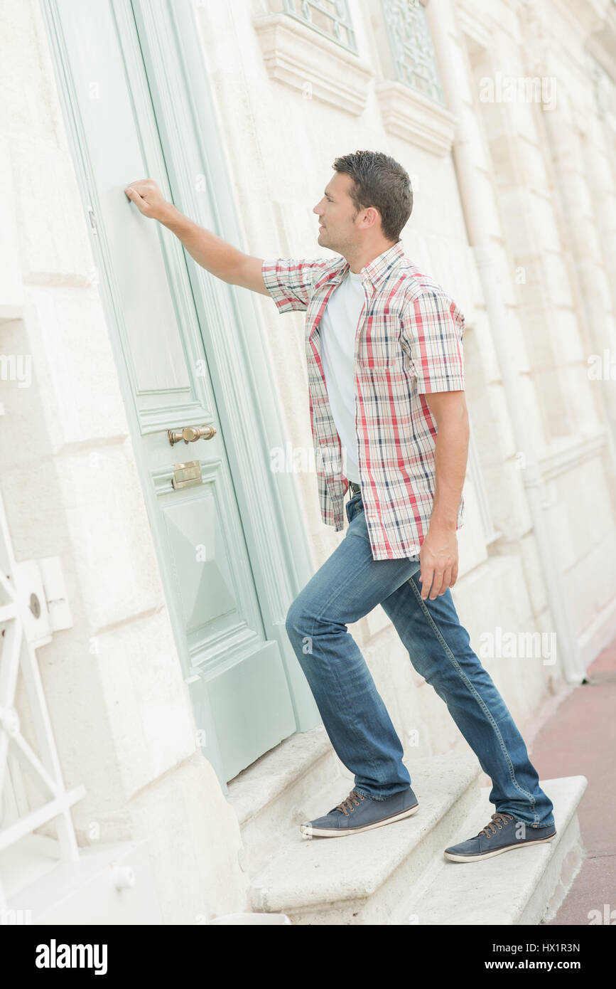 Man knocking front door hi-res stock photography and images - Alamy
