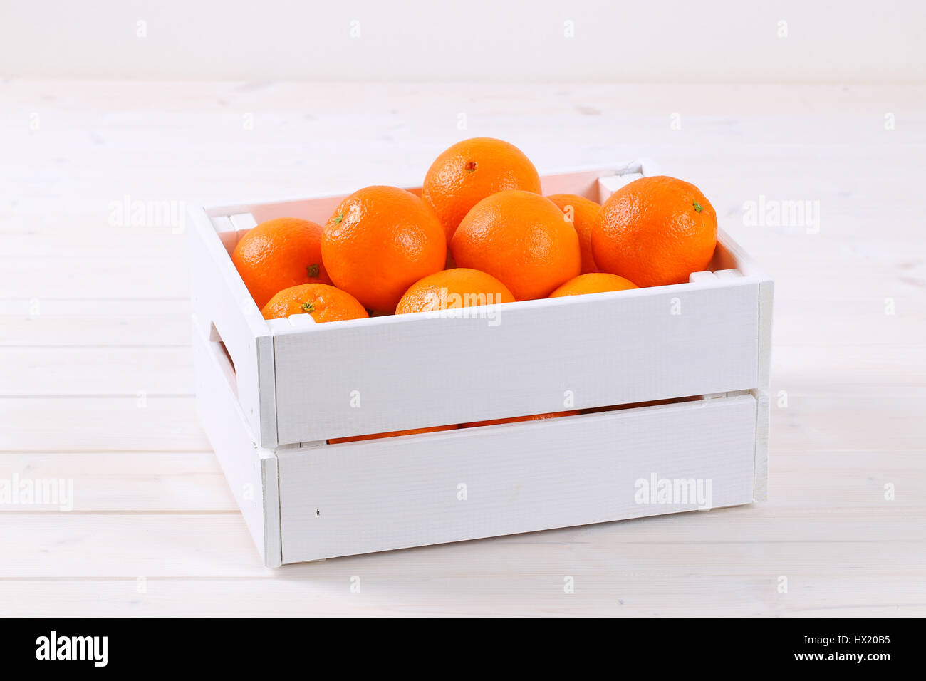 Box full of oranges hi-res stock photography and images - Alamy