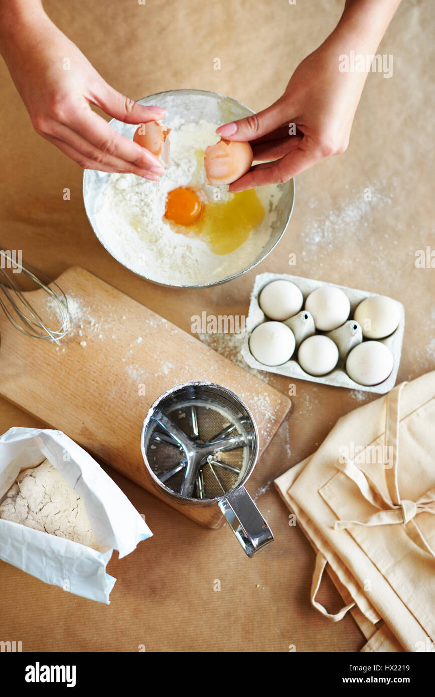 Breaking egg hi-res stock photography and images - Alamy