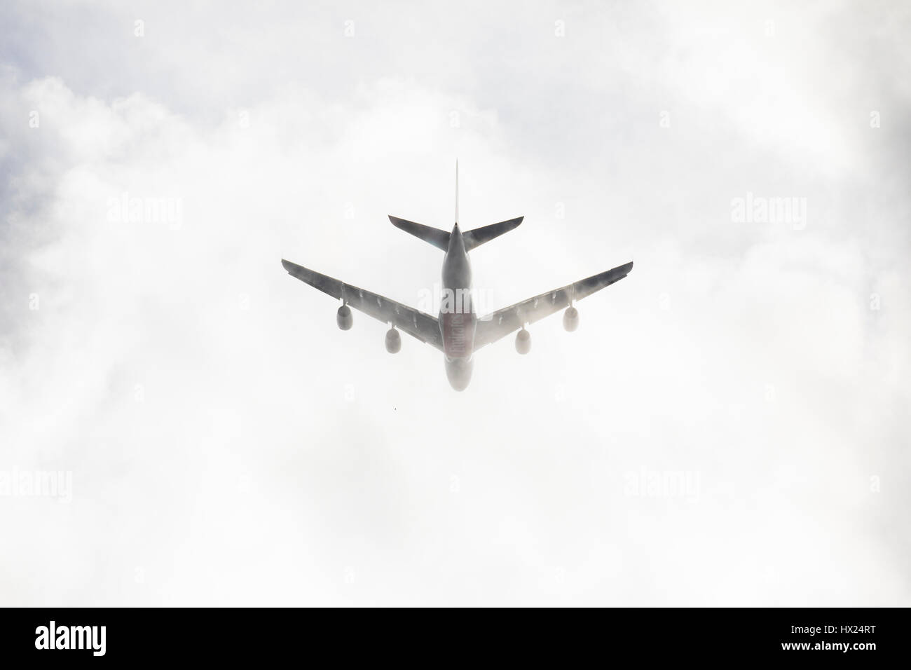 Jumbo jet flying hi-res stock photography and images - Alamy