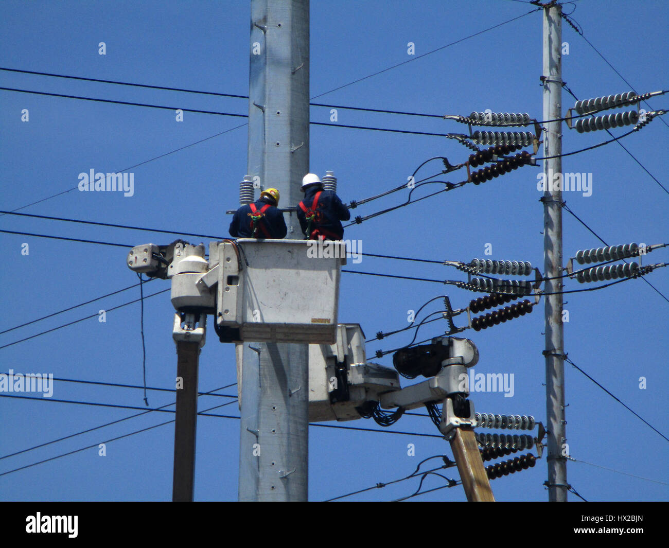 Philippines. 23rd Mar, 2017. Filipino linemen perform routine ...