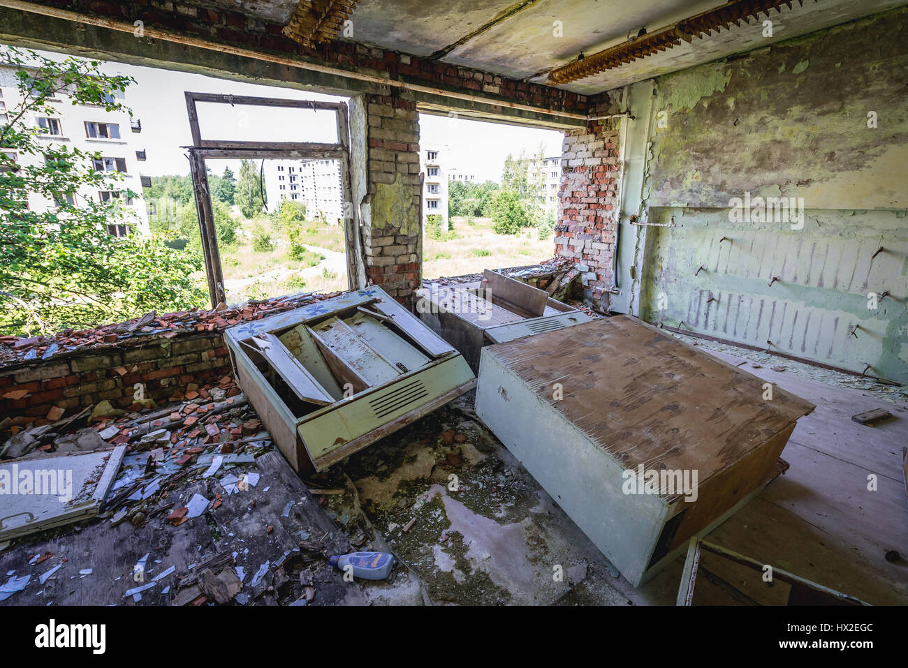 Abandoned locker room hi-res stock photography and images - Alamy
