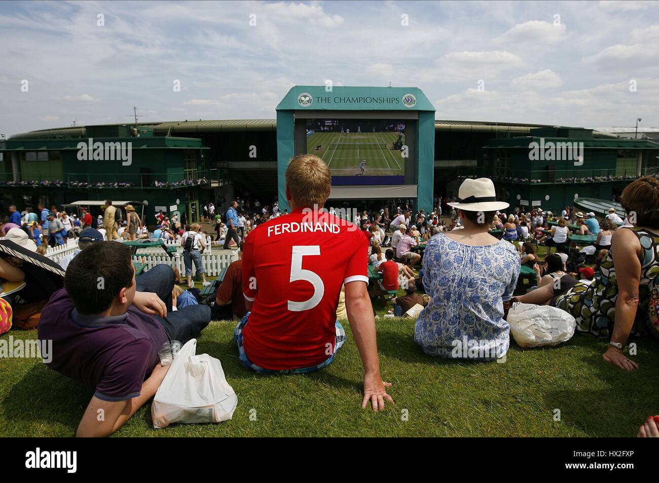 FANS ON HENMAN HILL WIMBLEDON 2010 WIMBLEDON 2010 WIMBLEDON LONDON ...