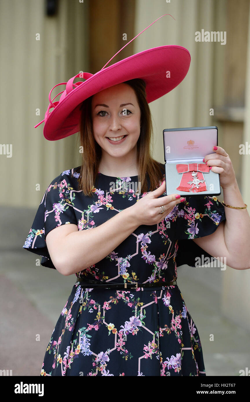 Cyclist Helen Scott with her MBE after receiving it from the Prince of ...