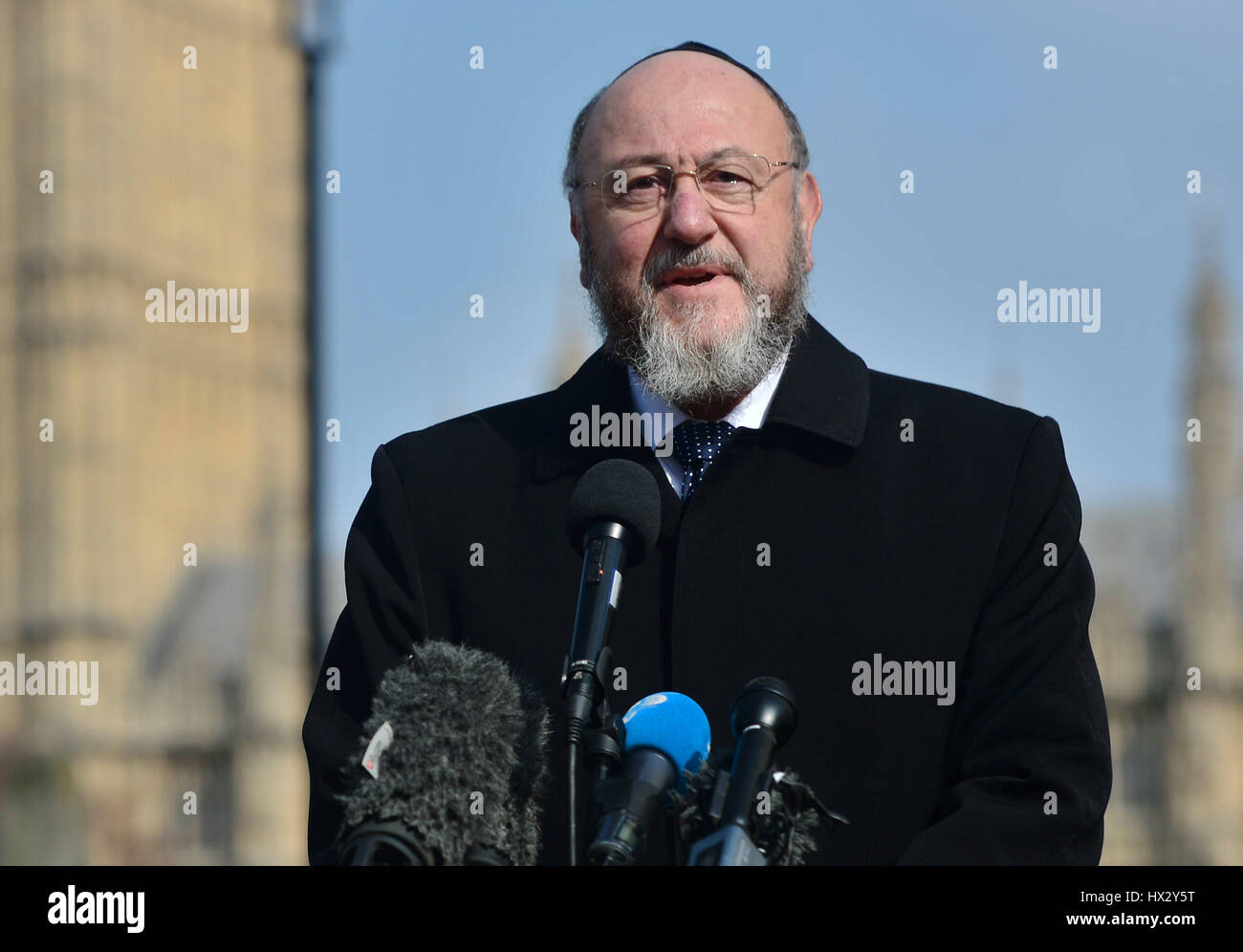 Chief rabbi ephriam mirvis speaking after vigil outside westminster ...