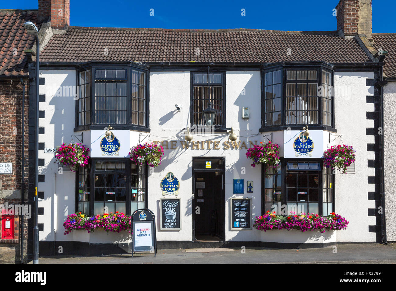 The white swan pub sign hi-res stock photography and images - Alamy
